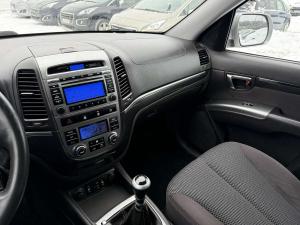 Grey Hyundai Santa Fe 2010 in Vilnius, with an engine capacity of 2.20 L and mileage of 220 thousand km for 5550 €, photo 8 on AUTOMOTO.COM.LV