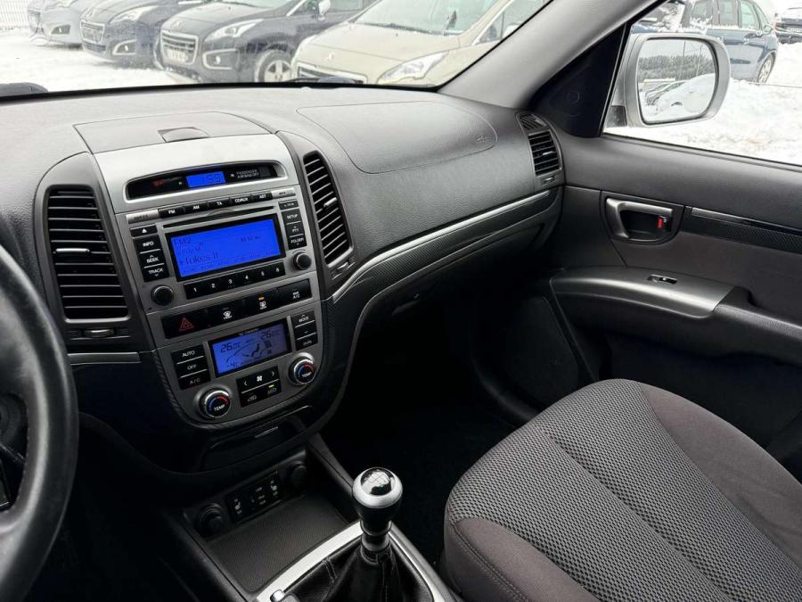 Grey Hyundai Santa Fe 2010 in Vilnius, with an engine capacity of 2.20 L and mileage of 220 thousand km for 5550 €, photo 8 on AUTOMOTO.COM.LV