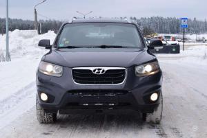 Grey Hyundai Santa Fe 2010 in Vilnius, with an engine capacity of 2.20 L and mileage of 287 thousand km for 6950 €, photo 2 on AUTOMOTO.COM.LV