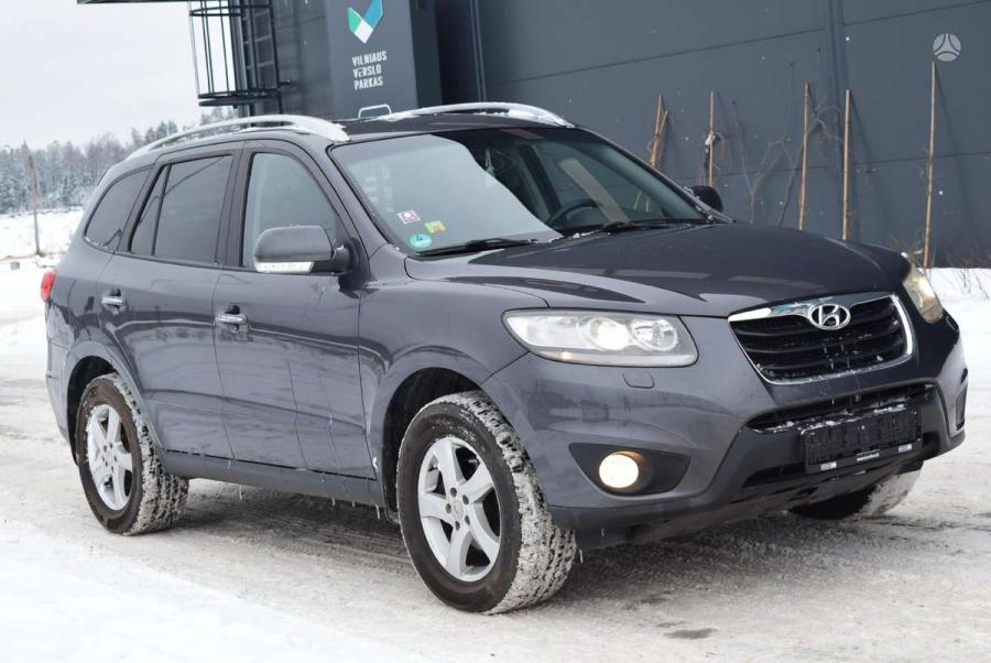 Grey Hyundai Santa Fe 2010 in Vilnius, with an engine capacity of 2.20 L and mileage of 287 thousand km for 6950 €, photo 3 on AUTOMOTO.COM.LV