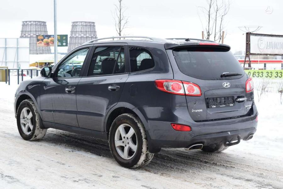 Grey Hyundai Santa Fe 2010 in Vilnius, with an engine capacity of 2.20 L and mileage of 287 thousand km for 6950 €, photo 6 on AUTOMOTO.COM.LV