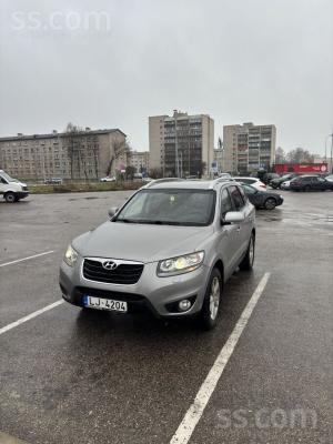 Grey Hyundai Santa Fe 2010 in Daugavpils, with an engine capacity of 2.20 L and mileage of 266 thousand km for 5900 €, photo  on AUTOMOTO.COM.LV
