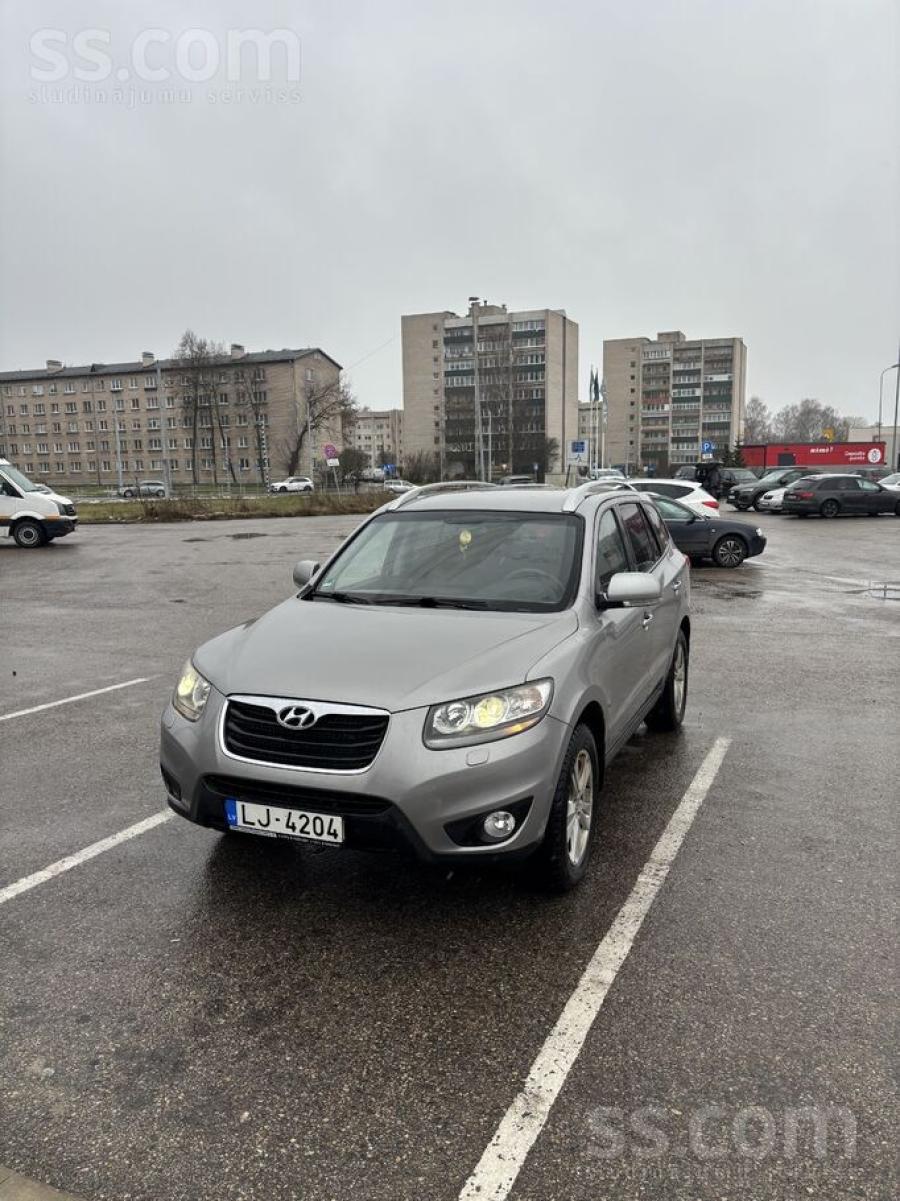 Grey Hyundai Santa Fe 2010 in Daugavpils, with an engine capacity of 2.20 L and mileage of 266 thousand km for 5900 €, photo 1 on AUTOMOTO.COM.LV