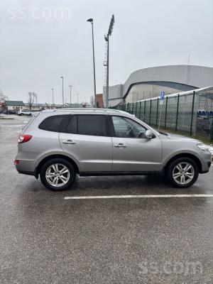 Grey Hyundai Santa Fe 2010 in Daugavpils, with an engine capacity of 2.20 L and mileage of 266 thousand km for 5900 €, photo 4 on AUTOMOTO.COM.LV