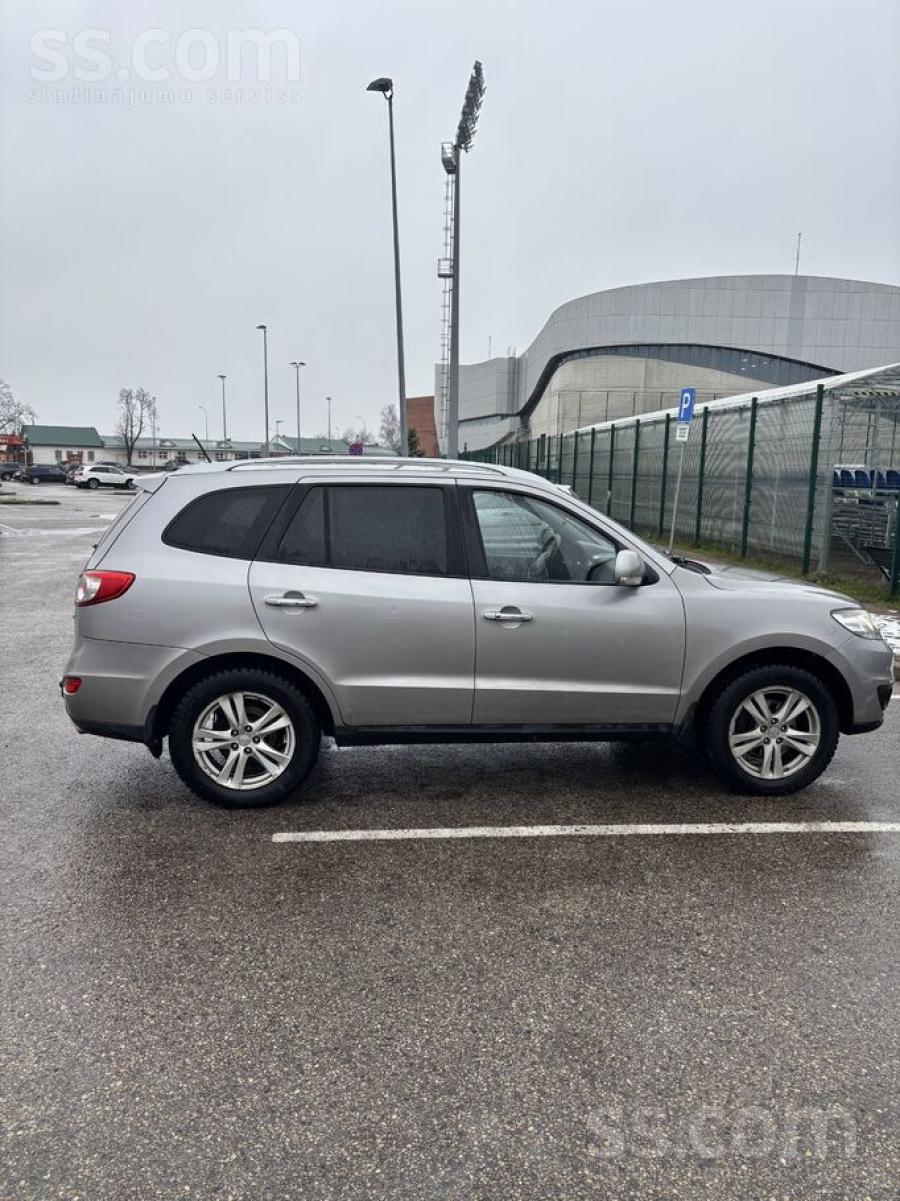 Grey Hyundai Santa Fe 2010 in Daugavpils, with an engine capacity of 2.20 L and mileage of 266 thousand km for 5900 €, photo 4 on AUTOMOTO.COM.LV