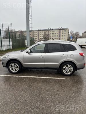 Grey Hyundai Santa Fe 2010 in Daugavpils, with an engine capacity of 2.20 L and mileage of 266 thousand km for 5900 €, photo 5 on AUTOMOTO.COM.LV