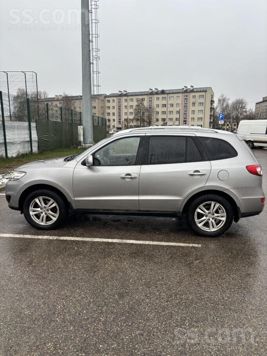 Grey Hyundai Santa Fe 2010 in Daugavpils, with an engine capacity of 2.20 L and mileage of 266 thousand km for 5900 €, photo 5 on AUTOMOTO.COM.LV
