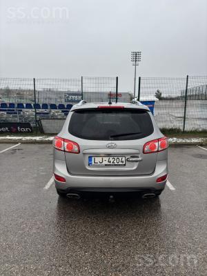 Grey Hyundai Santa Fe 2010 in Daugavpils, with an engine capacity of 2.20 L and mileage of 266 thousand km for 5900 €, photo 6 on AUTOMOTO.COM.LV
