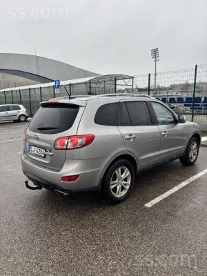 Grey Hyundai Santa Fe 2010 in Daugavpils, with an engine capacity of 2.20 L and mileage of 266 thousand km for 5900 €, photo 10 on AUTOMOTO.COM.LV