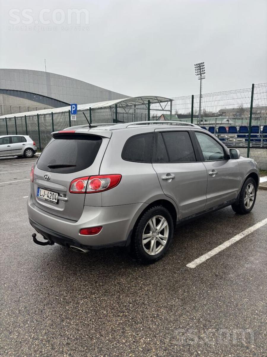 Grey Hyundai Santa Fe 2010 in Daugavpils, with an engine capacity of 2.20 L and mileage of 266 thousand km for 5900 €, photo 10 on AUTOMOTO.COM.LV