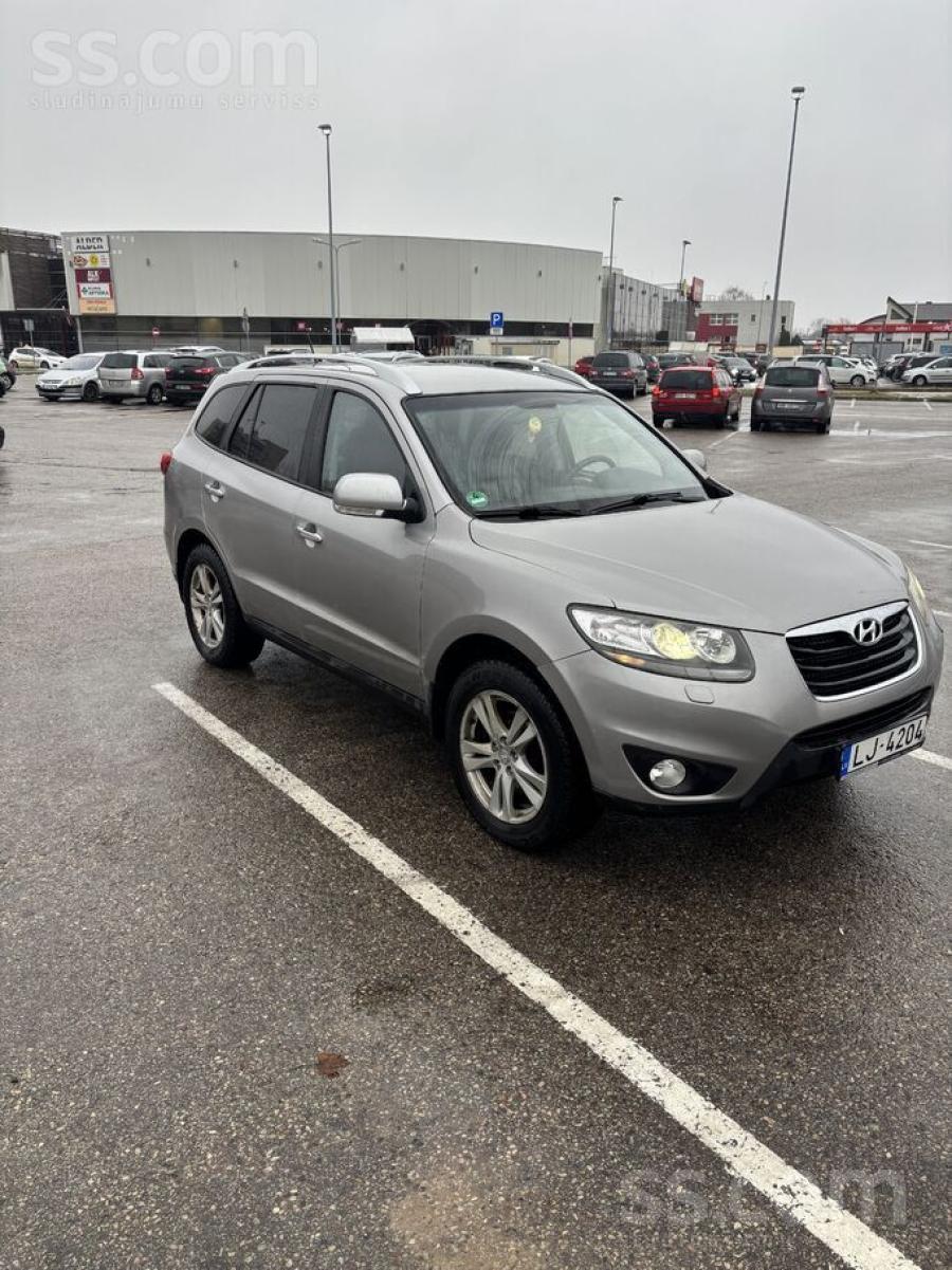 Grey Hyundai Santa Fe 2010 in Daugavpils, with an engine capacity of 2.20 L and mileage of 266 thousand km for 5900 €, photo 11 on AUTOMOTO.COM.LV
