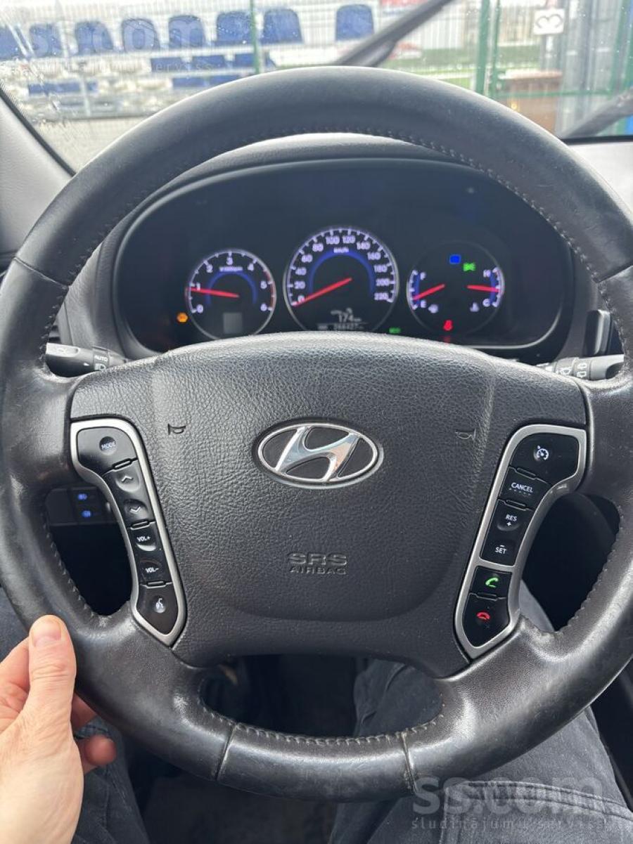Grey Hyundai Santa Fe 2010 in Daugavpils, with an engine capacity of 2.20 L and mileage of 266 thousand km for 5900 €, photo 12 on AUTOMOTO.COM.LV