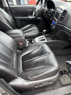 Grey Hyundai Santa Fe 2010 in Daugavpils, with an engine capacity of 2.20 L and mileage of 266 thousand km for 5900 €, photo 13 on AUTOMOTO.COM.LV