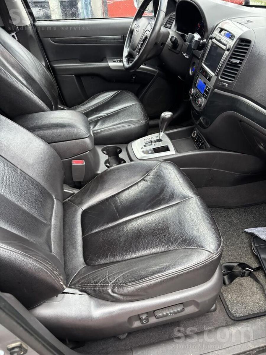 Grey Hyundai Santa Fe 2010 in Daugavpils, with an engine capacity of 2.20 L and mileage of 266 thousand km for 5900 €, photo 13 on AUTOMOTO.COM.LV