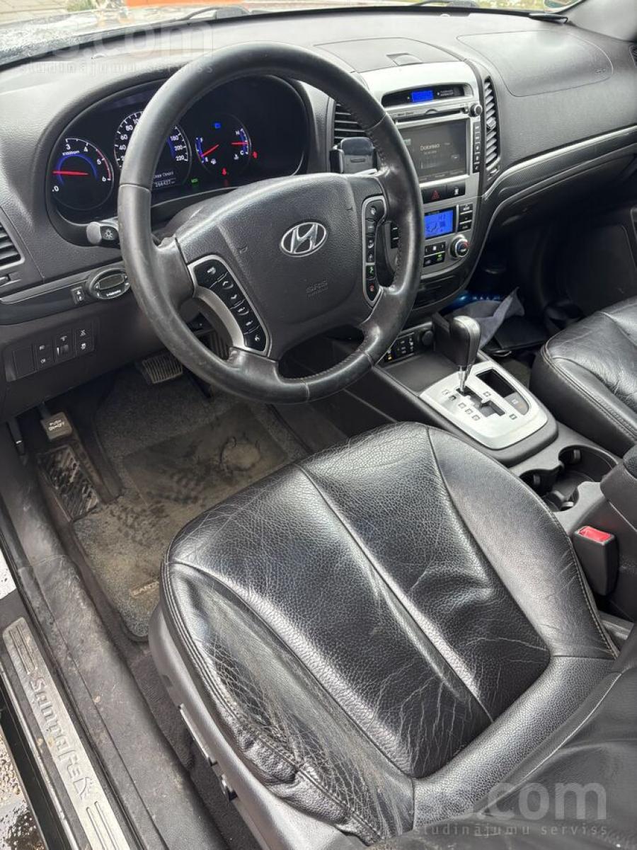 Grey Hyundai Santa Fe 2010 in Daugavpils, with an engine capacity of 2.20 L and mileage of 266 thousand km for 5900 €, photo 14 on AUTOMOTO.COM.LV