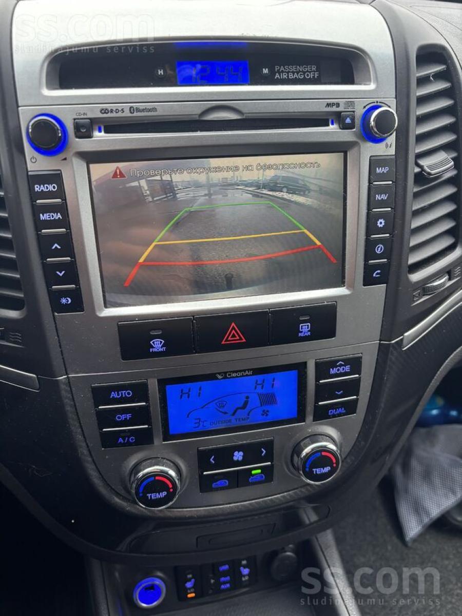 Grey Hyundai Santa Fe 2010 in Daugavpils, with an engine capacity of 2.20 L and mileage of 266 thousand km for 5900 €, photo 15 on AUTOMOTO.COM.LV