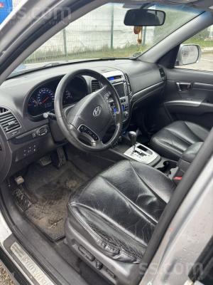 Grey Hyundai Santa Fe 2010 in Daugavpils, with an engine capacity of 2.20 L and mileage of 266 thousand km for 5900 €, photo 18 on AUTOMOTO.COM.LV