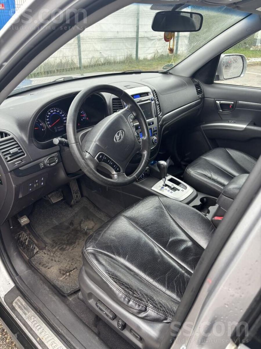 Grey Hyundai Santa Fe 2010 in Daugavpils, with an engine capacity of 2.20 L and mileage of 266 thousand km for 5900 €, photo 18 on AUTOMOTO.COM.LV