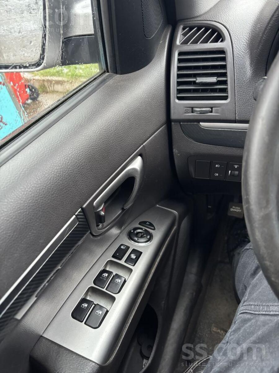 Grey Hyundai Santa Fe 2010 in Daugavpils, with an engine capacity of 2.20 L and mileage of 266 thousand km for 5900 €, photo 21 on AUTOMOTO.COM.LV