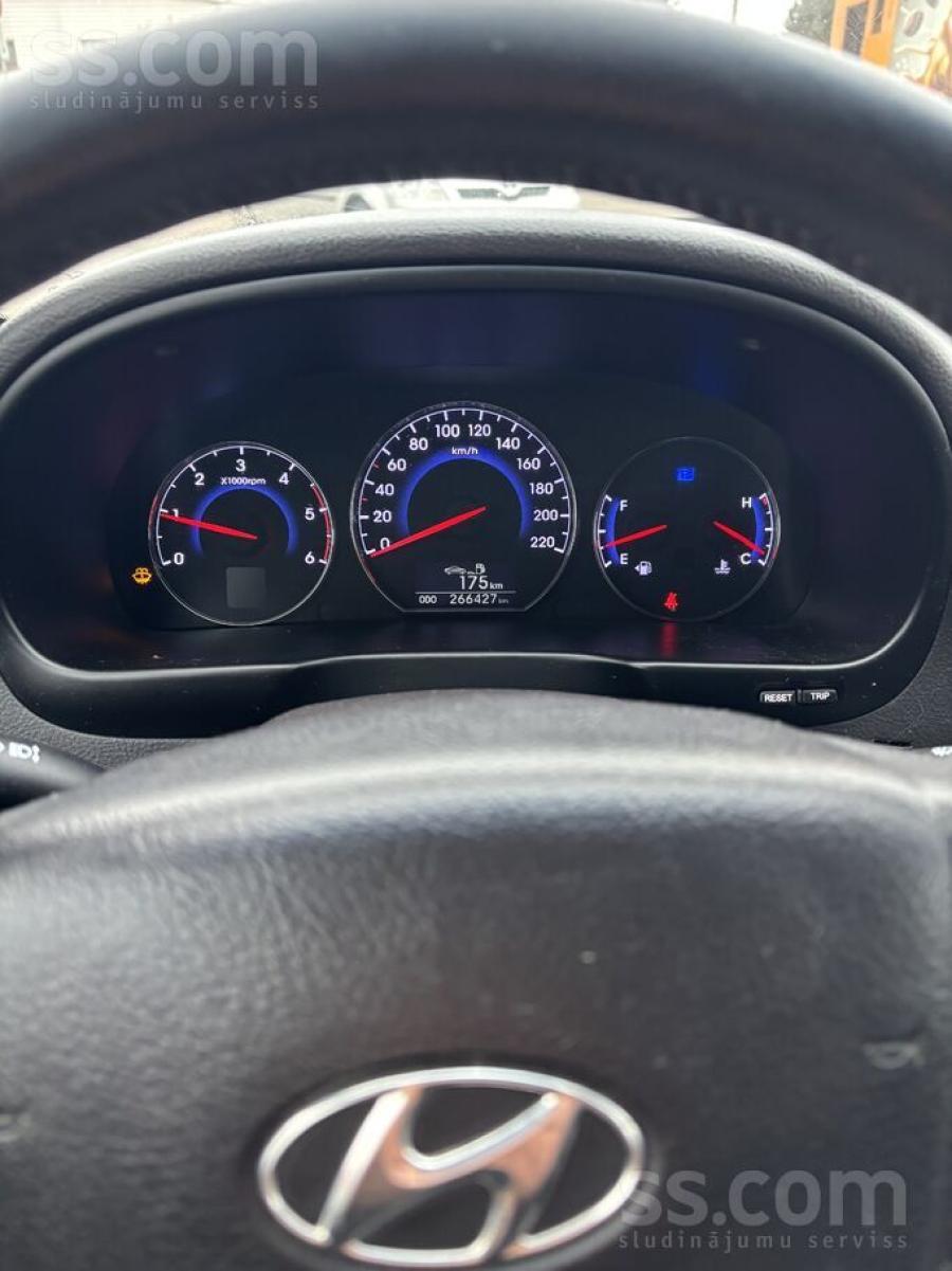 Grey Hyundai Santa Fe 2010 in Daugavpils, with an engine capacity of 2.20 L and mileage of 266 thousand km for 5900 €, photo 22 on AUTOMOTO.COM.LV