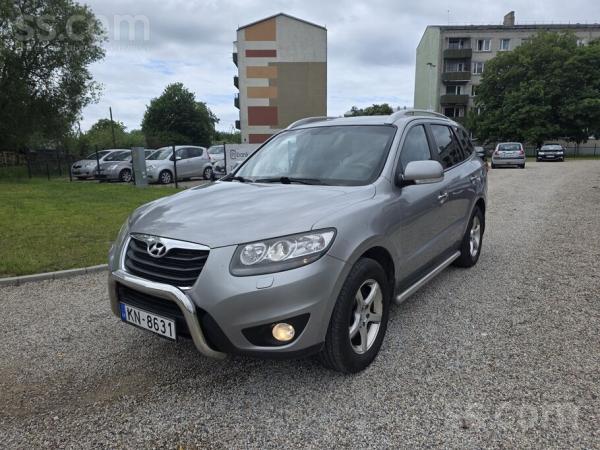 Grey Hyundai Santa Fe 2010 in Ventspils, with an engine capacity of 2.20 L and mileage of 311 thousand km for 4900 €, photo 1 on AUTOMOTO.COM.LV