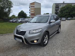 Grey Hyundai Santa Fe 2010 in Ventspils, with an engine capacity of 2.20 L and mileage of 311 thousand km for 4900 €, photo  on AUTOMOTO.COM.LV