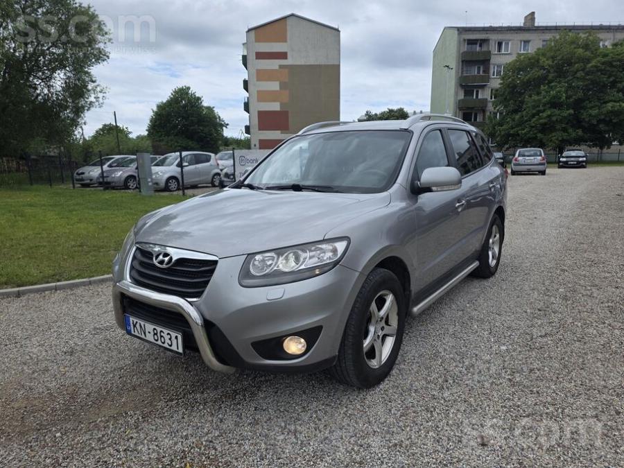 Grey Hyundai Santa Fe 2010 in Ventspils, with an engine capacity of 2.20 L and mileage of 311 thousand km for 4900 €, photo 1 on AUTOMOTO.COM.LV