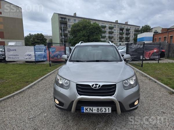 Grey Hyundai Santa Fe 2010 in Ventspils, with an engine capacity of 2.20 L and mileage of 311 thousand km for 4900 €, photo 2 on AUTOMOTO.COM.LV