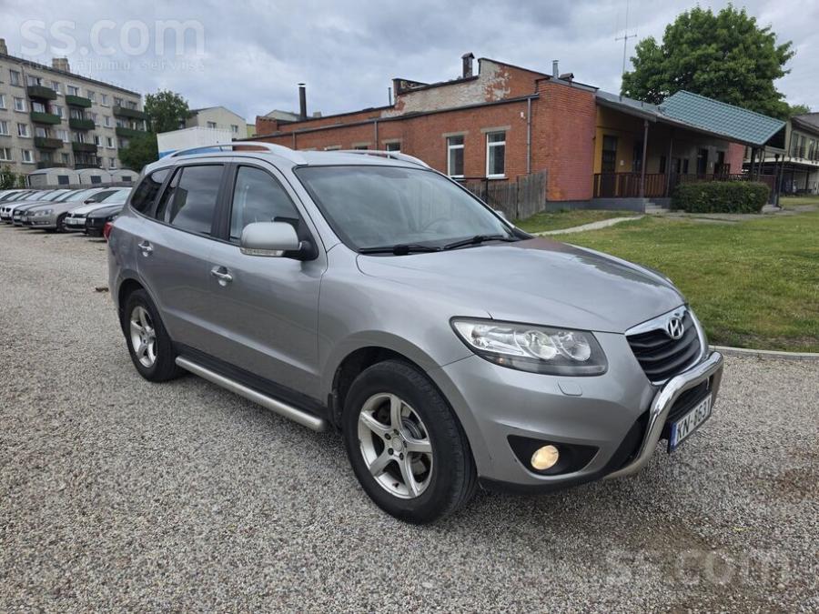 Grey Hyundai Santa Fe 2010 in Ventspils, with an engine capacity of 2.20 L and mileage of 311 thousand km for 4900 €, photo 4 on AUTOMOTO.COM.LV