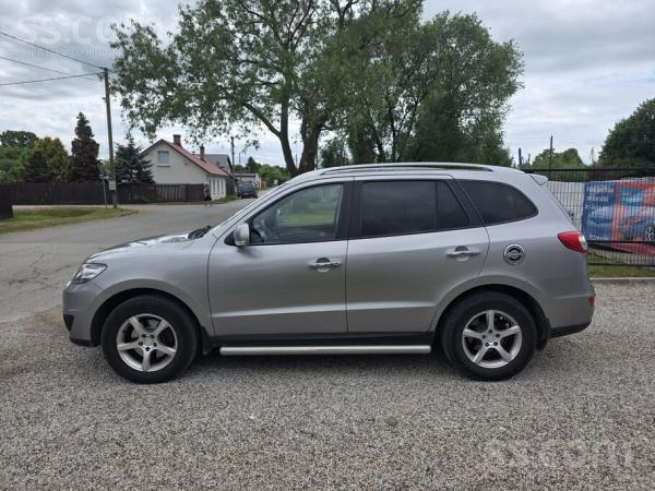 Grey Hyundai Santa Fe 2010 in Ventspils, with an engine capacity of 2.20 L and mileage of 311 thousand km for 4900 €, photo 4 on AUTOMOTO.COM.LV