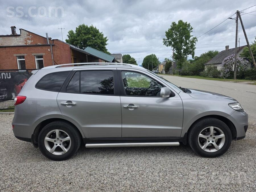 Grey Hyundai Santa Fe 2010 in Ventspils, with an engine capacity of 2.20 L and mileage of 311 thousand km for 4900 €, photo 6 on AUTOMOTO.COM.LV