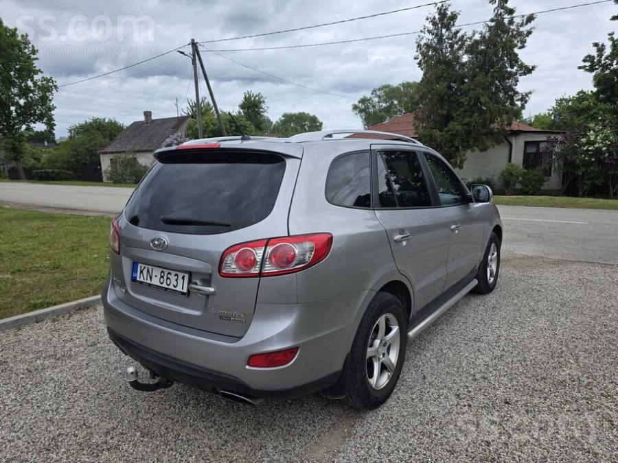 Grey Hyundai Santa Fe 2010 in Ventspils, with an engine capacity of 2.20 L and mileage of 311 thousand km for 4900 €, photo 7 on AUTOMOTO.COM.LV
