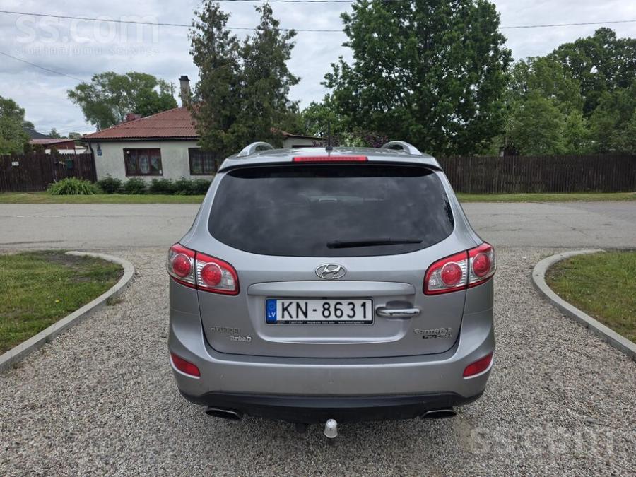 Grey Hyundai Santa Fe 2010 in Ventspils, with an engine capacity of 2.20 L and mileage of 311 thousand km for 4900 €, photo 8 on AUTOMOTO.COM.LV