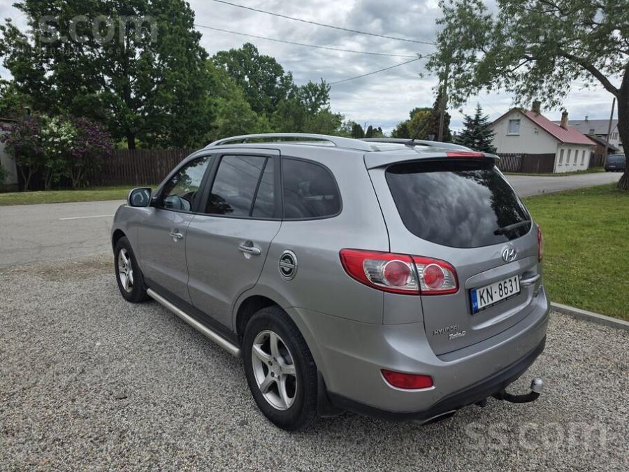 Grey Hyundai Santa Fe 2010 in Ventspils, with an engine capacity of 2.20 L and mileage of 311 thousand km for 4900 €, photo 9 on AUTOMOTO.COM.LV