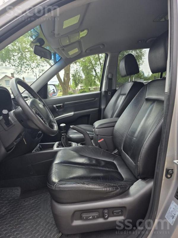 Grey Hyundai Santa Fe 2010 in Ventspils, with an engine capacity of 2.20 L and mileage of 311 thousand km for 4900 €, photo 9 on AUTOMOTO.COM.LV