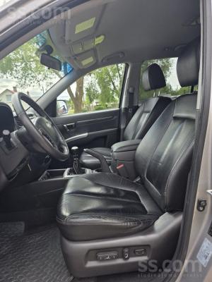 Grey Hyundai Santa Fe 2010 in Ventspils, with an engine capacity of 2.20 L and mileage of 311 thousand km for 4900 €, photo 10 on AUTOMOTO.COM.LV
