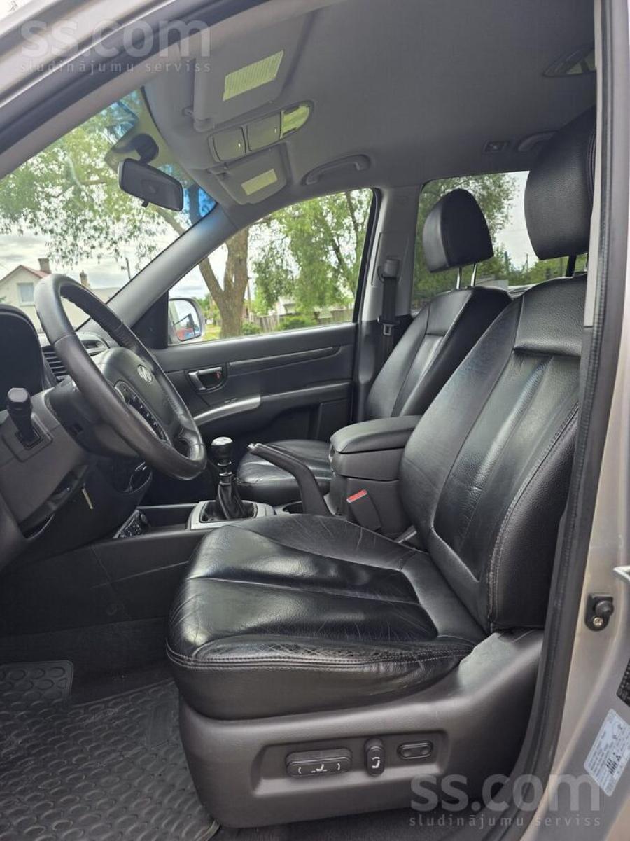 Grey Hyundai Santa Fe 2010 in Ventspils, with an engine capacity of 2.20 L and mileage of 311 thousand km for 4900 €, photo 10 on AUTOMOTO.COM.LV