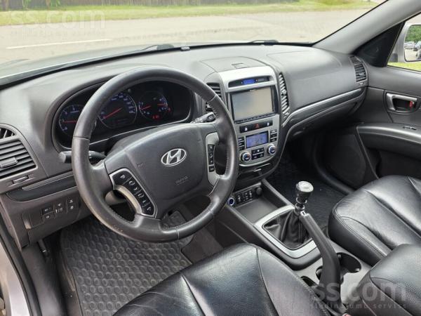 Grey Hyundai Santa Fe 2010 in Ventspils, with an engine capacity of 2.20 L and mileage of 311 thousand km for 4900 €, photo 10 on AUTOMOTO.COM.LV