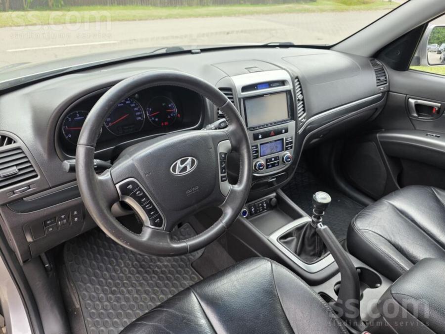 Grey Hyundai Santa Fe 2010 in Ventspils, with an engine capacity of 2.20 L and mileage of 311 thousand km for 4900 €, photo 11 on AUTOMOTO.COM.LV