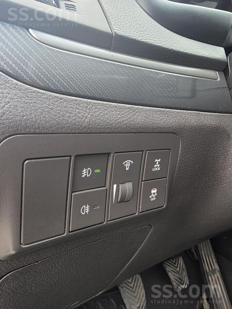 Grey Hyundai Santa Fe 2010 in Ventspils, with an engine capacity of 2.20 L and mileage of 311 thousand km for 4900 €, photo 12 on AUTOMOTO.COM.LV