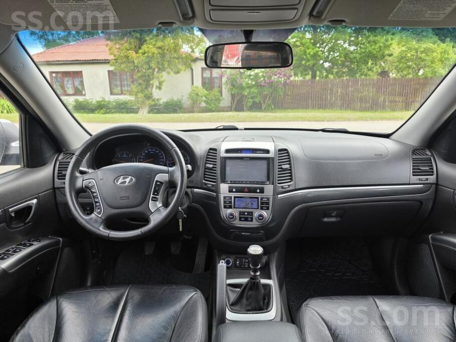 Grey Hyundai Santa Fe 2010 in Ventspils, with an engine capacity of 2.20 L and mileage of 311 thousand km for 4900 €, photo 13 on AUTOMOTO.COM.LV
