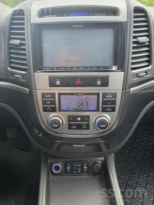 Grey Hyundai Santa Fe 2010 in Ventspils, with an engine capacity of 2.20 L and mileage of 311 thousand km for 4900 €, photo 14 on AUTOMOTO.COM.LV