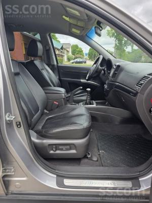 Grey Hyundai Santa Fe 2010 in Ventspils, with an engine capacity of 2.20 L and mileage of 311 thousand km for 4900 €, photo 16 on AUTOMOTO.COM.LV