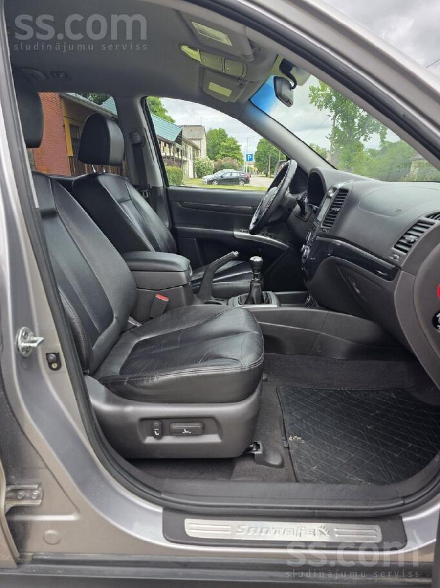 Grey Hyundai Santa Fe 2010 in Ventspils, with an engine capacity of 2.20 L and mileage of 311 thousand km for 4900 €, photo 16 on AUTOMOTO.COM.LV