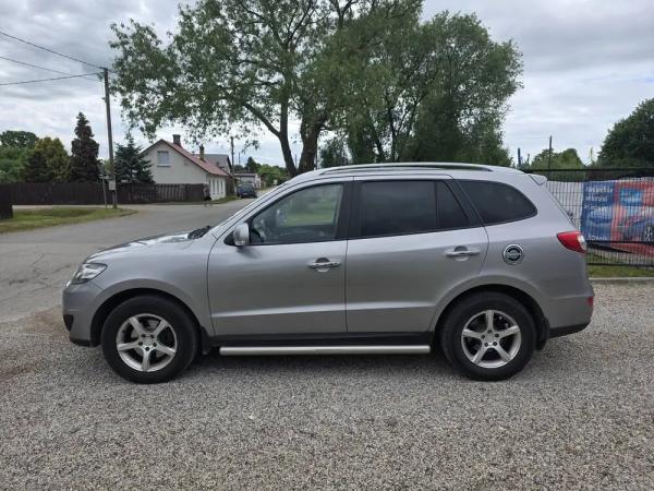 Pelēks Hyundai Santa Fe 2010 Ventspils, ar dzinēja tilpumu 2.20 L un nobraukumu 311 tūkst. km par 4900 €, foto 4 vietnē AUTOMOTO.COM.LV