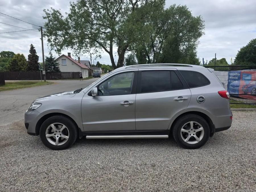 Grey Hyundai Santa Fe 2010 in Ventspils, with an engine capacity of 2.20 L and mileage of 311 thousand km for 4900 €, photo 5 on AUTOMOTO.COM.LV
