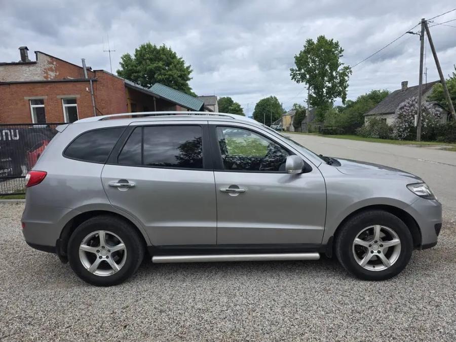 Grey Hyundai Santa Fe 2010 in Ventspils, with an engine capacity of 2.20 L and mileage of 311 thousand km for 4900 €, photo 6 on AUTOMOTO.COM.LV
