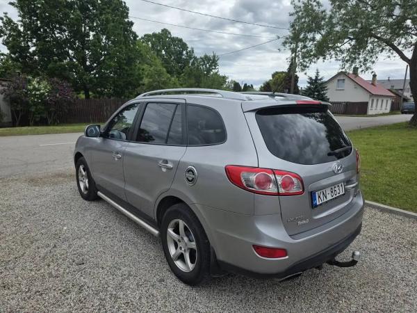 Grey Hyundai Santa Fe 2010 in Ventspils, with an engine capacity of 2.20 L and mileage of 311 thousand km for 4900 €, photo 8 on AUTOMOTO.COM.LV