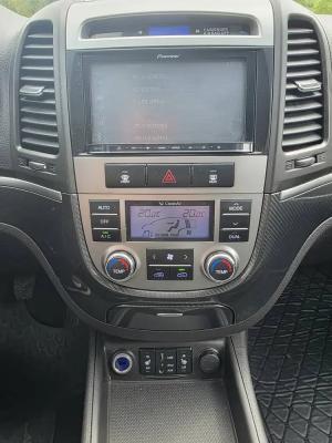 Grey Hyundai Santa Fe 2010 in Ventspils, with an engine capacity of 2.20 L and mileage of 311 thousand km for 4900 €, photo 14 on AUTOMOTO.COM.LV