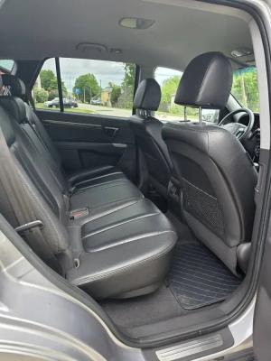 Grey Hyundai Santa Fe 2010 in Ventspils, with an engine capacity of 2.20 L and mileage of 311 thousand km for 4900 €, photo 19 on AUTOMOTO.COM.LV